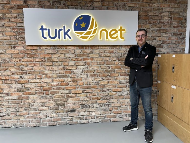 Yapay Zekâ destekli TurkNet SmartyFi ile ev internetine hız ve kapsama ... Yapay Zekâ destekli TurkNet SmartyFi ile ev internetine hız ve kapsama ...